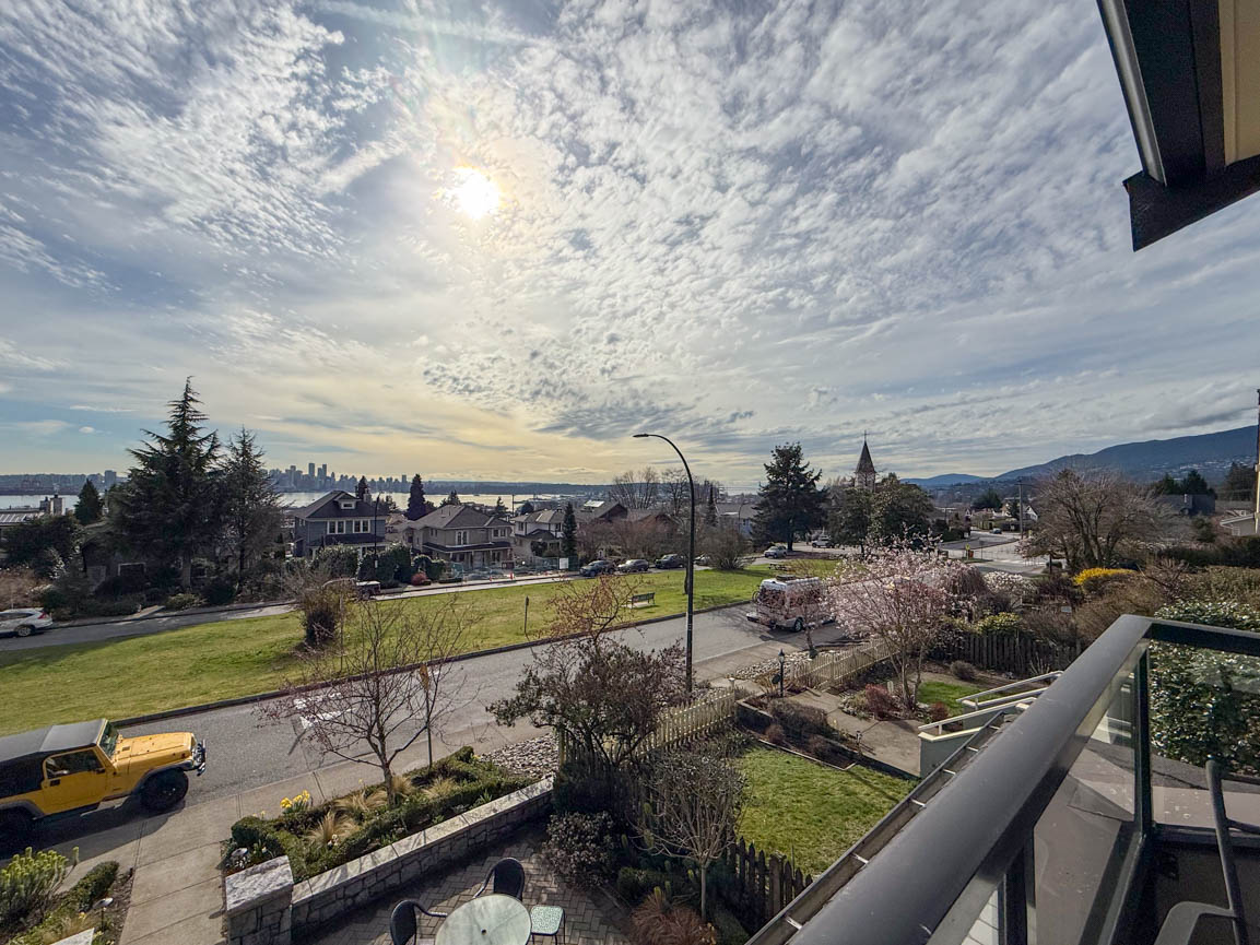 North Vancouver Luxury furnished 3 bedroom Duplex with south facing views