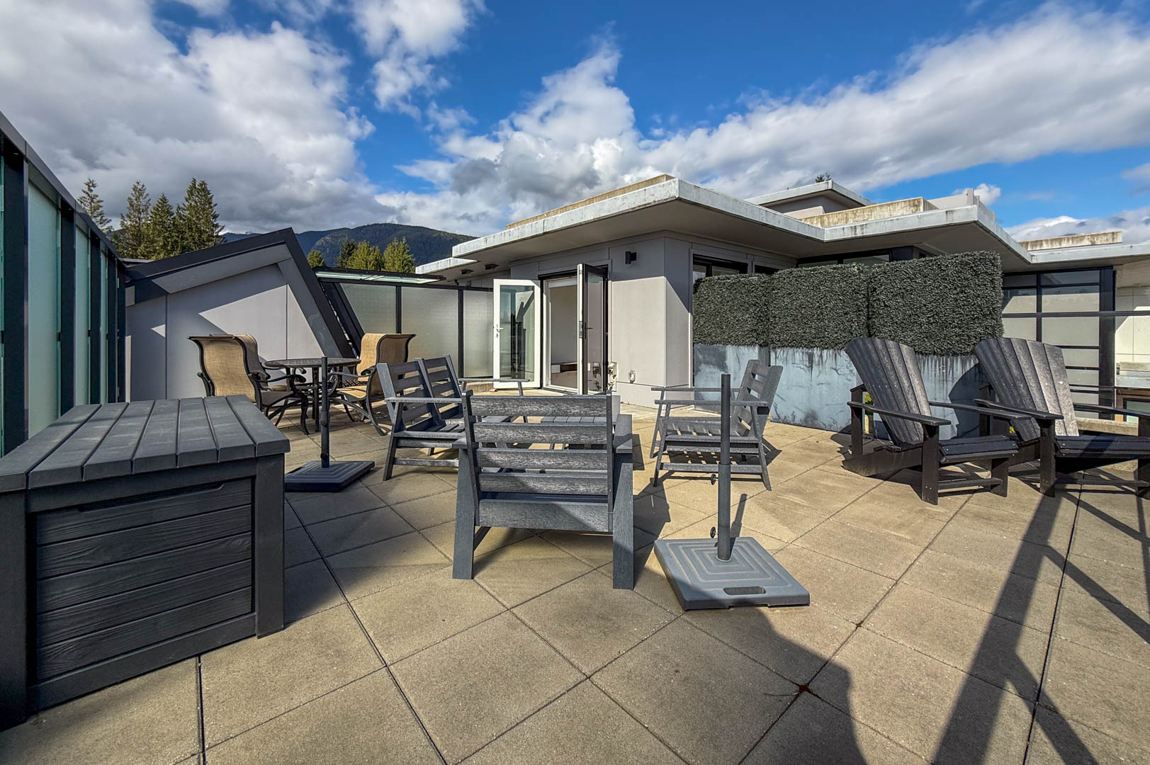 2 bedroom penthouse in Edgemont condo unfurnished