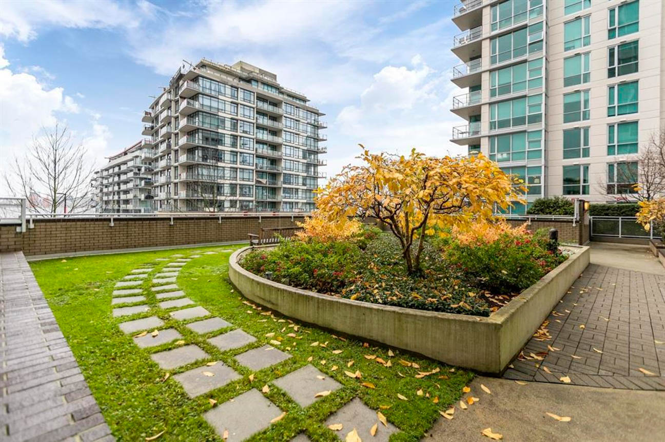 unfurnished 3 bedrooms 25 bathrooms Lower Lonsdale townhome